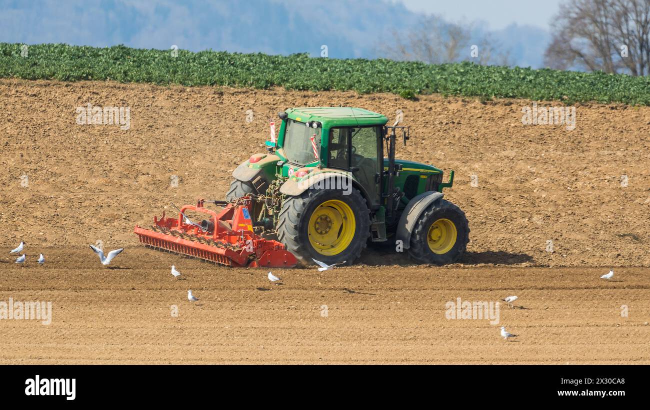 Traktor mit maschinen hi-res stock photography and images - Alamy