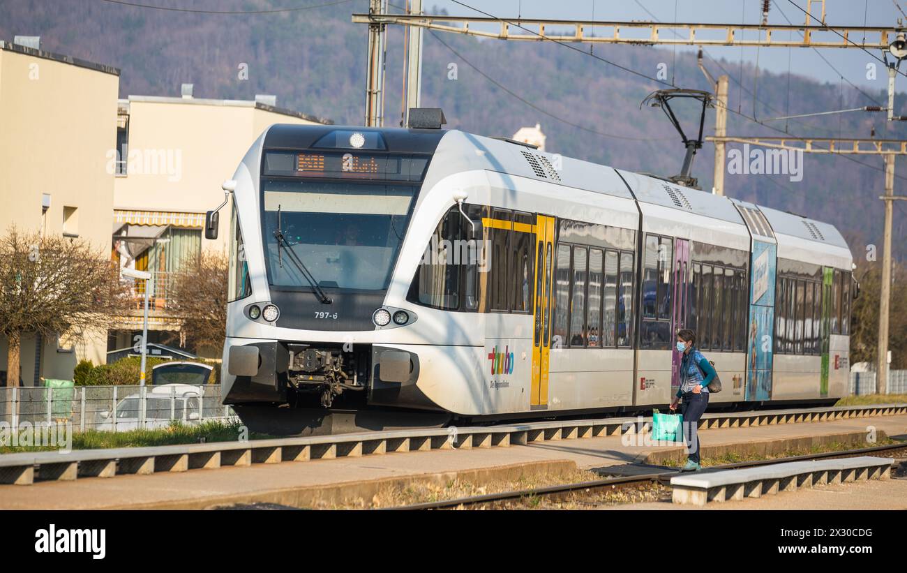 Embrach, Schweiz - 26. März 2022: Ein Thurbo Zug der Linie S41 hält am ...