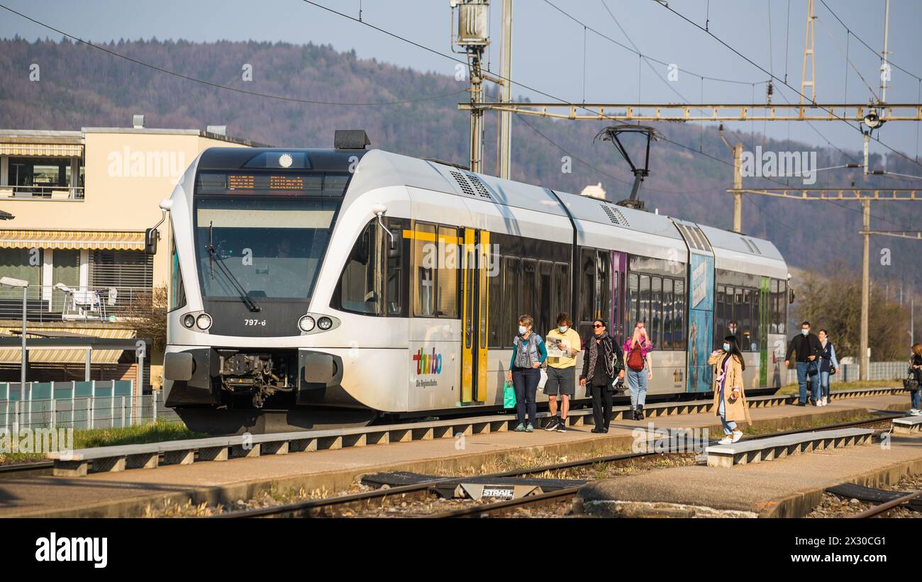 Embrach, Schweiz - 26. März 2022: Ein Thurbo Zug der Linie S41 hält am ...