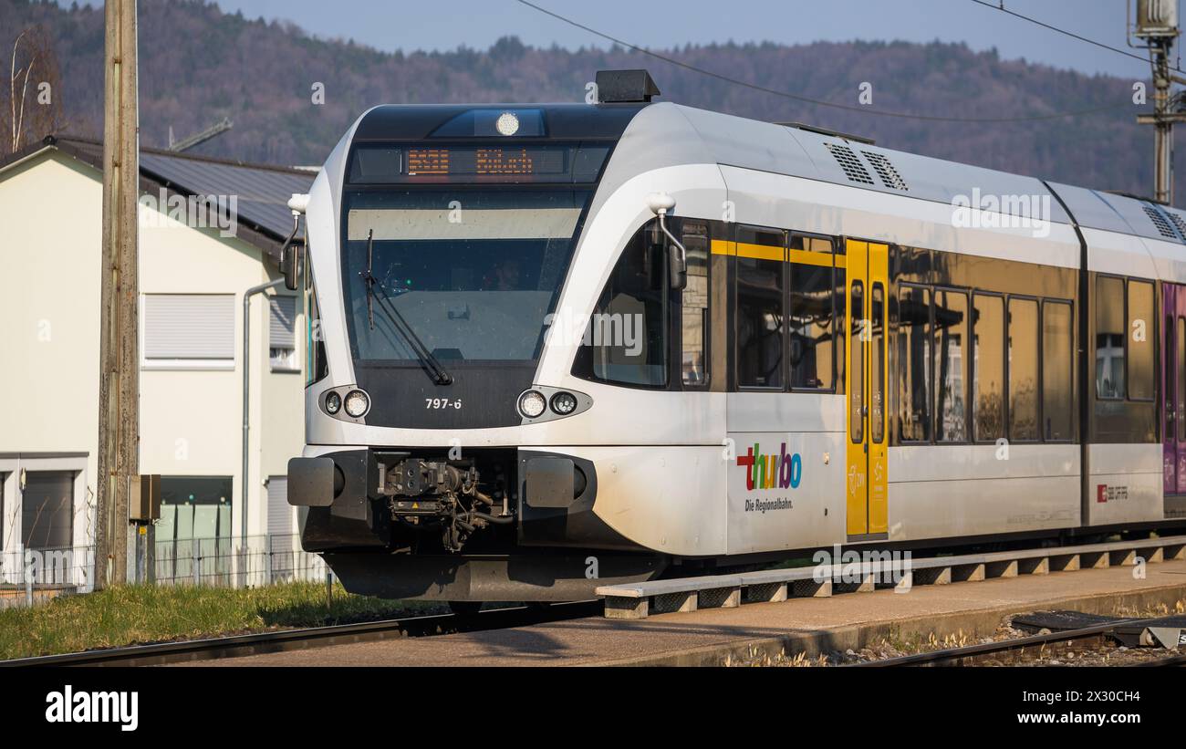 Embrach, Schweiz - 26. März 2022: Ein Thurbo Zug der Linie S41 hält am ...