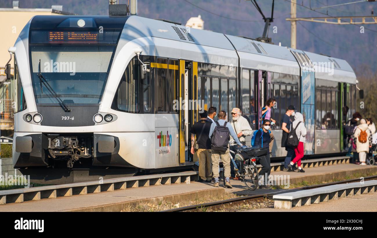 Embrach, Schweiz - 26. März 2022: Ein Thurbo Zug der Linie S41 hält am ...