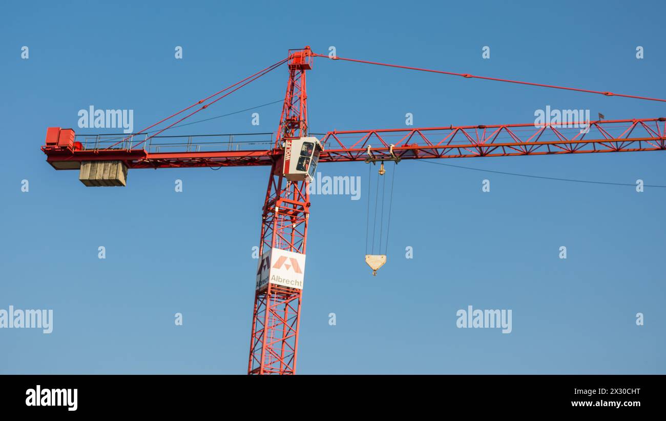 Embrach, Schweiz - 26. März 2022: Ein Baukran steht in der Zürcher ...