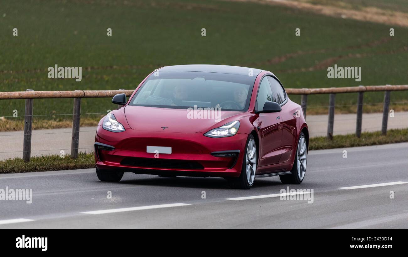 Zürich, Schweiz - 25. Januar 2022: Ein Tesla Model 3 auf einer Strasse ...