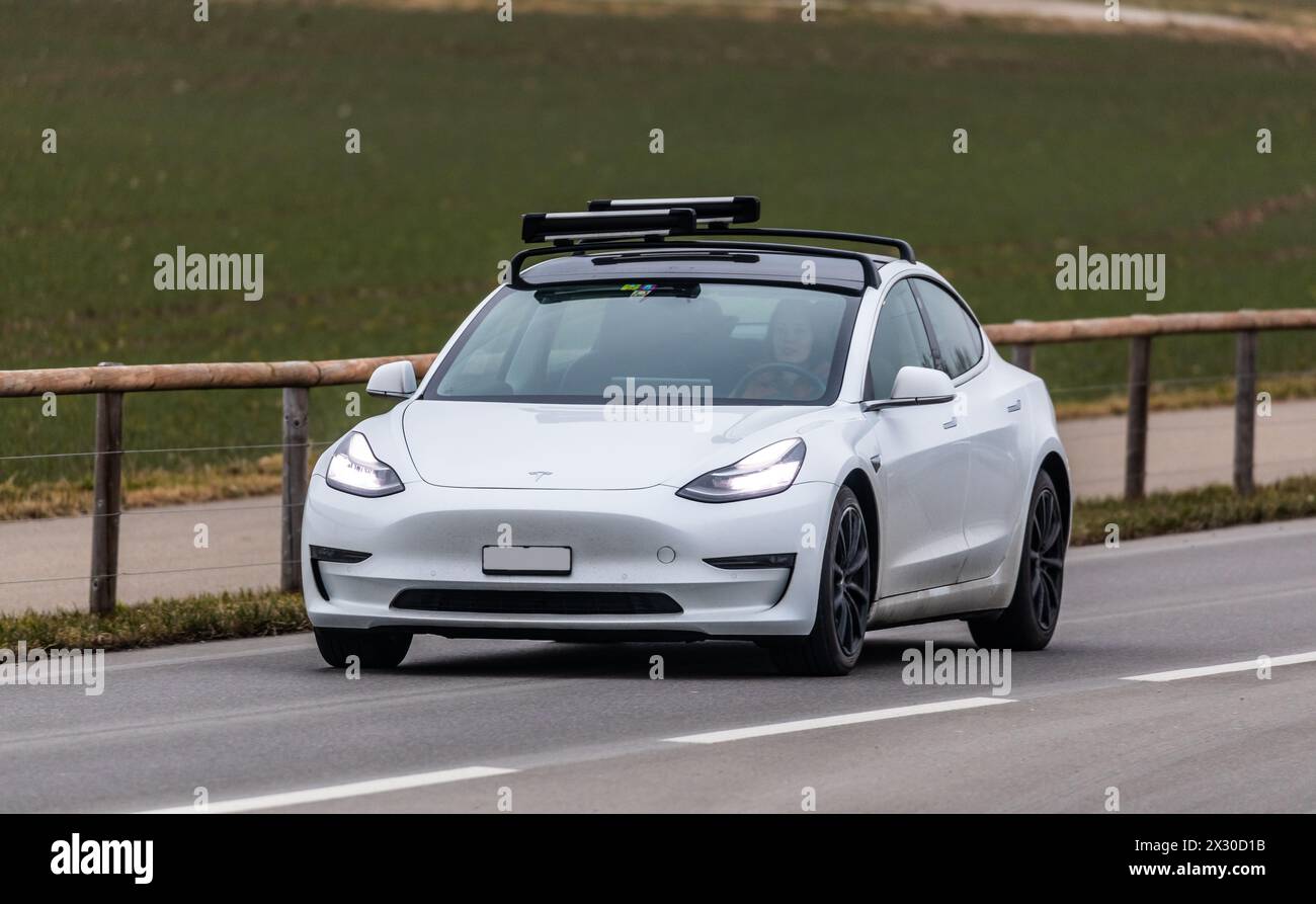 Zürich, Schweiz - 25. Januar 2022: Ein Tesla Model Y auf einer Strasse ...