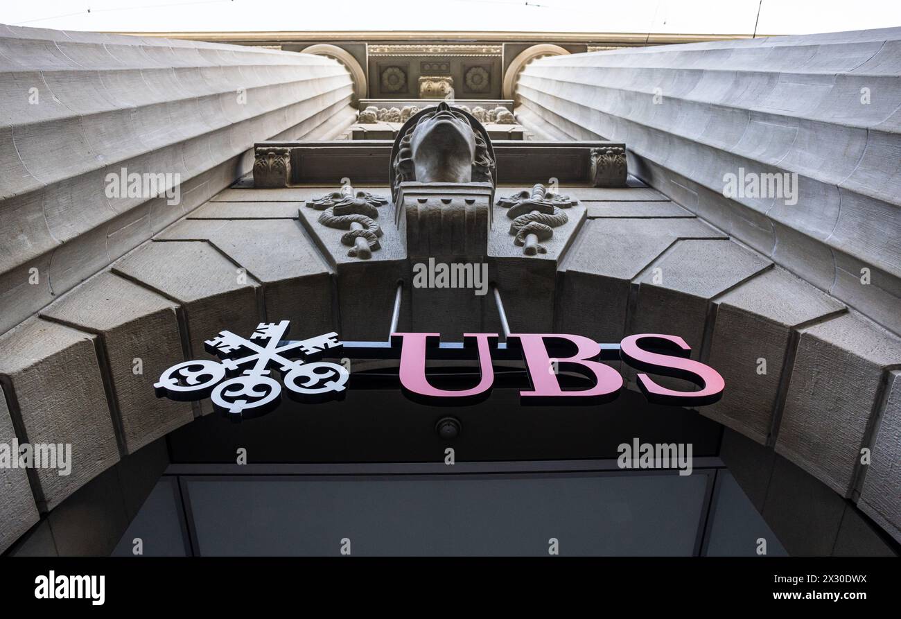 Das Logo der Schweizer Bank UBS an der Filiale an der Zürcher ...