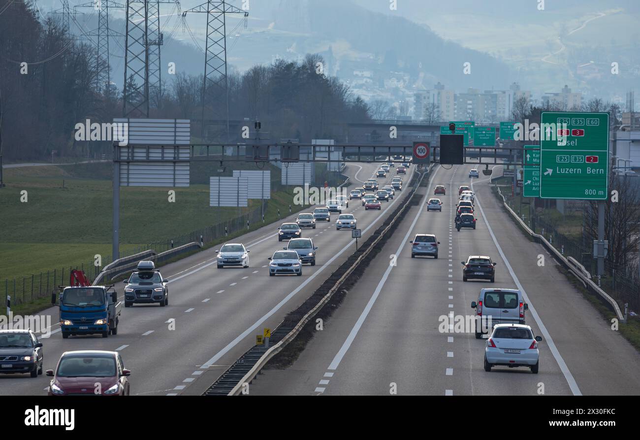 Der Verkehr auf der Autobahn A3 bei Kaiseraugst in Fahrtrichtung Basel ...