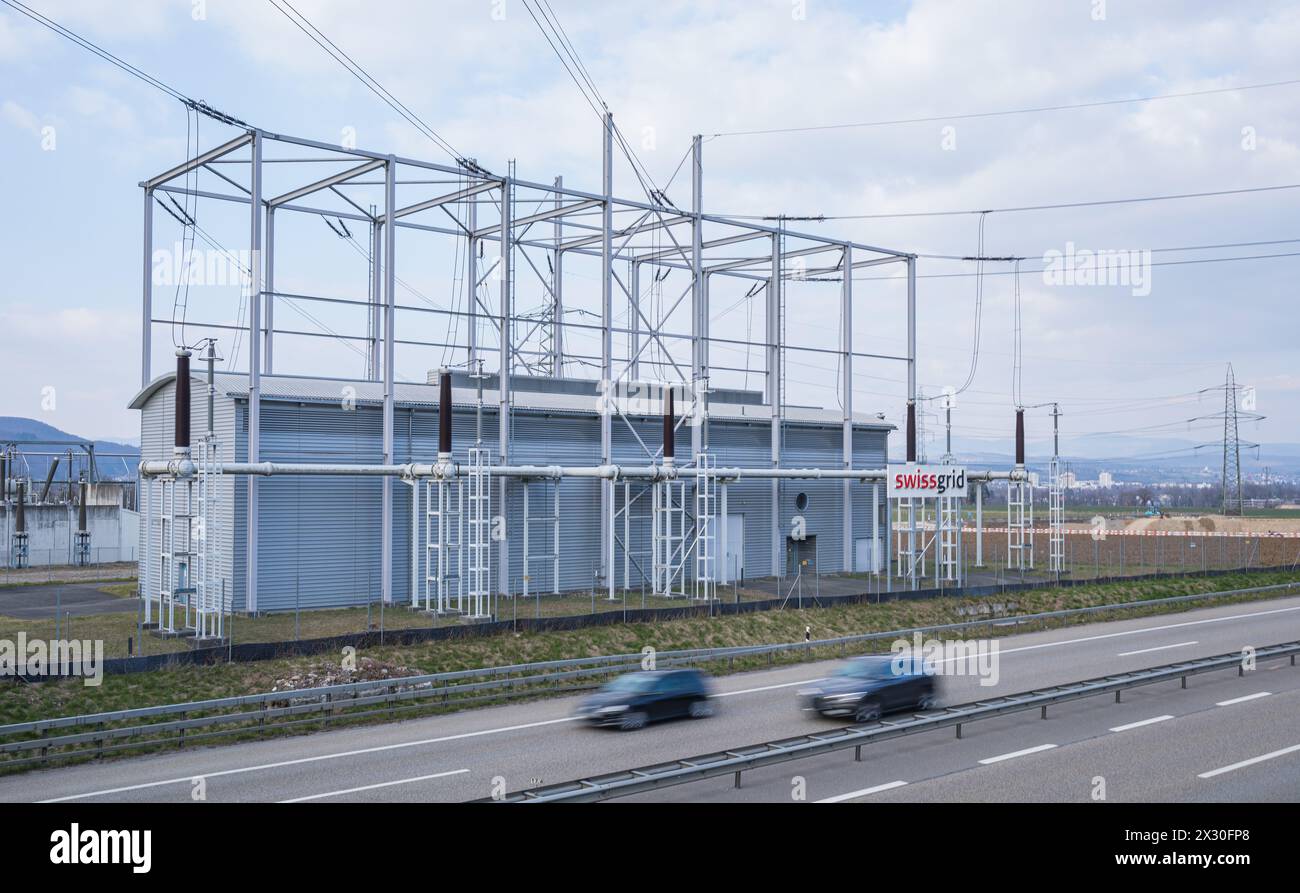 Das Unterwerk Kaiseraugst von Swissgrid direkt an der Autobahn A3 ...