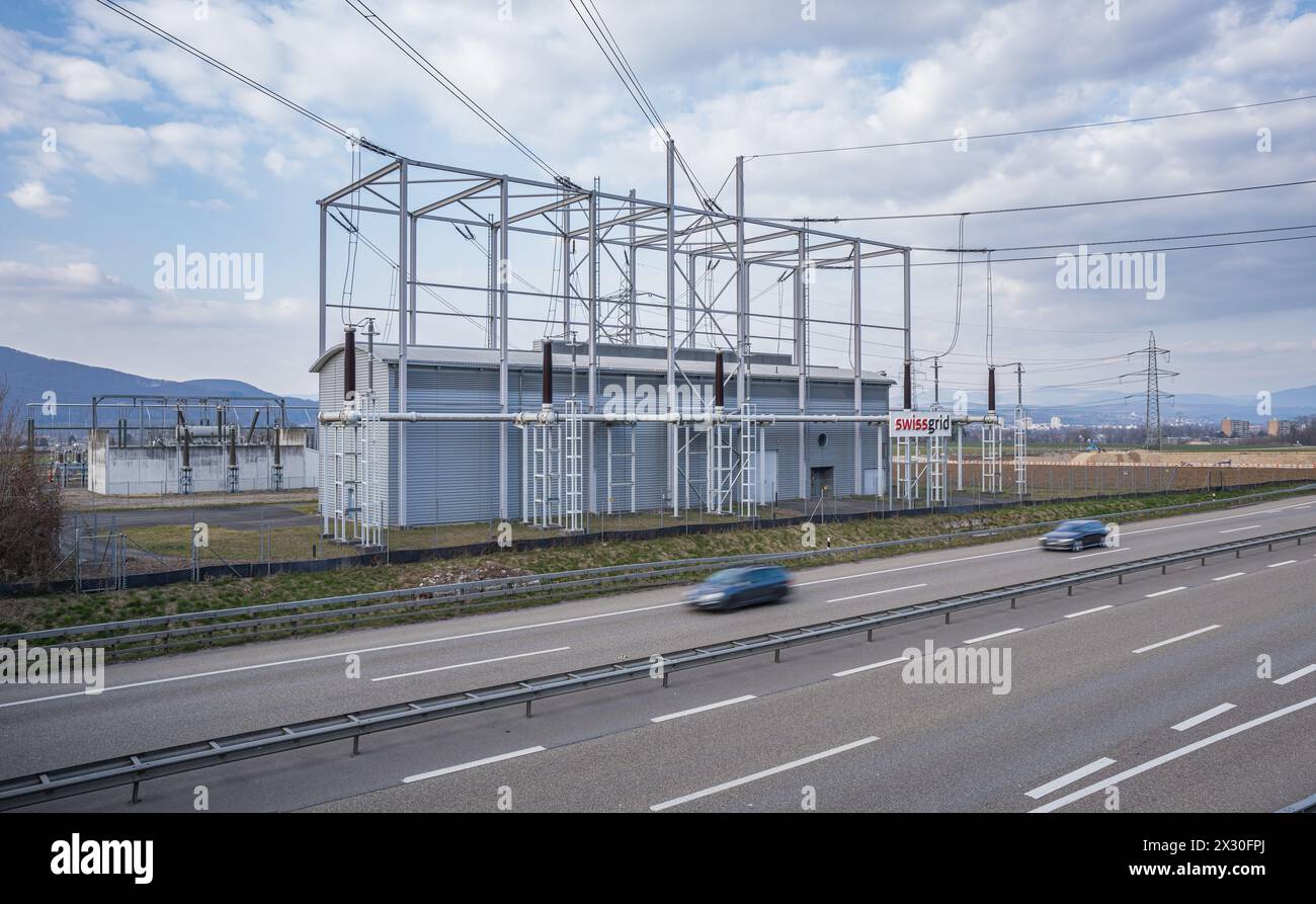 Das Unterwerk Kaiseraugst von Swissgrid direkt an der Autobahn A3 ...