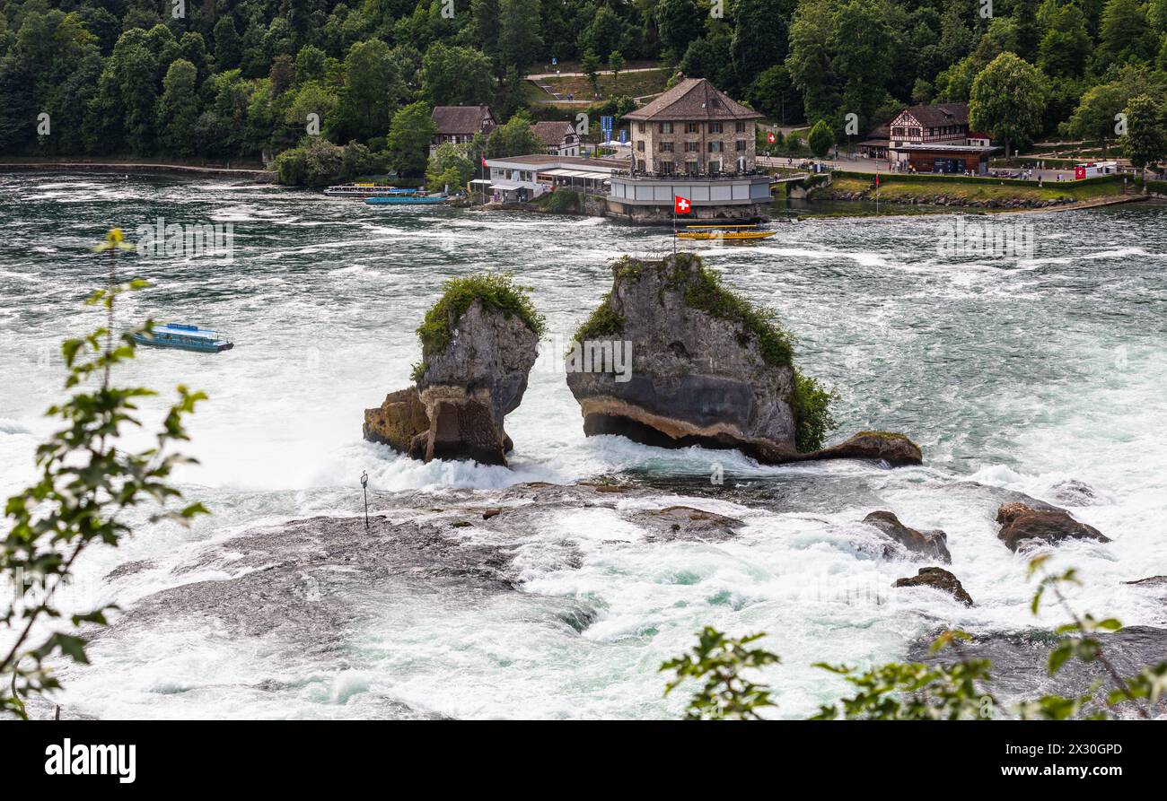 Der Rheinfall ist besonders für Touristen eine Attraktion. Der 23 Meter ...