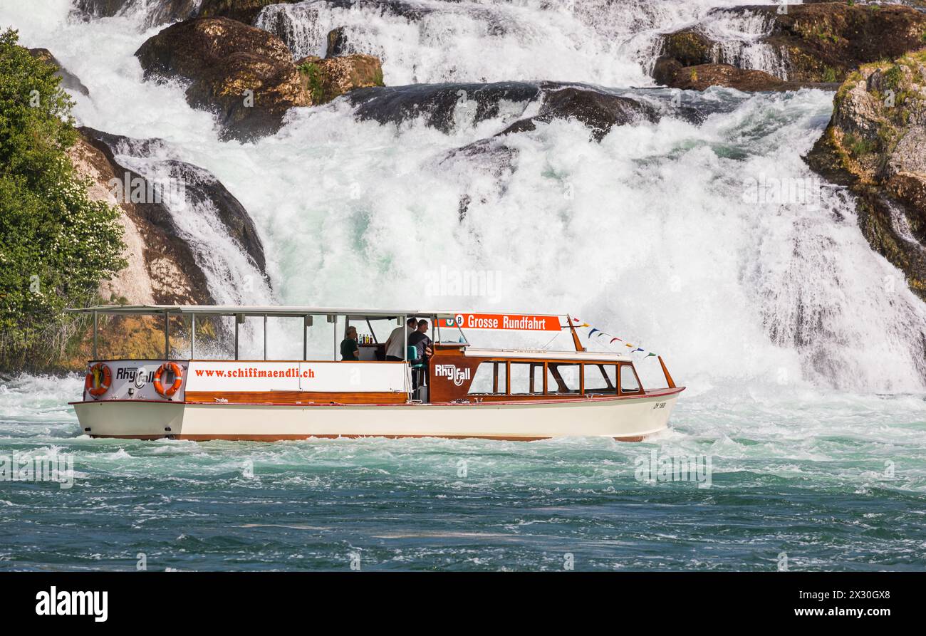 Mit dem Ausflugsboot gehen die Touristen nahe an den Rheinfall. Eine Dusche dürfte garantiert ...