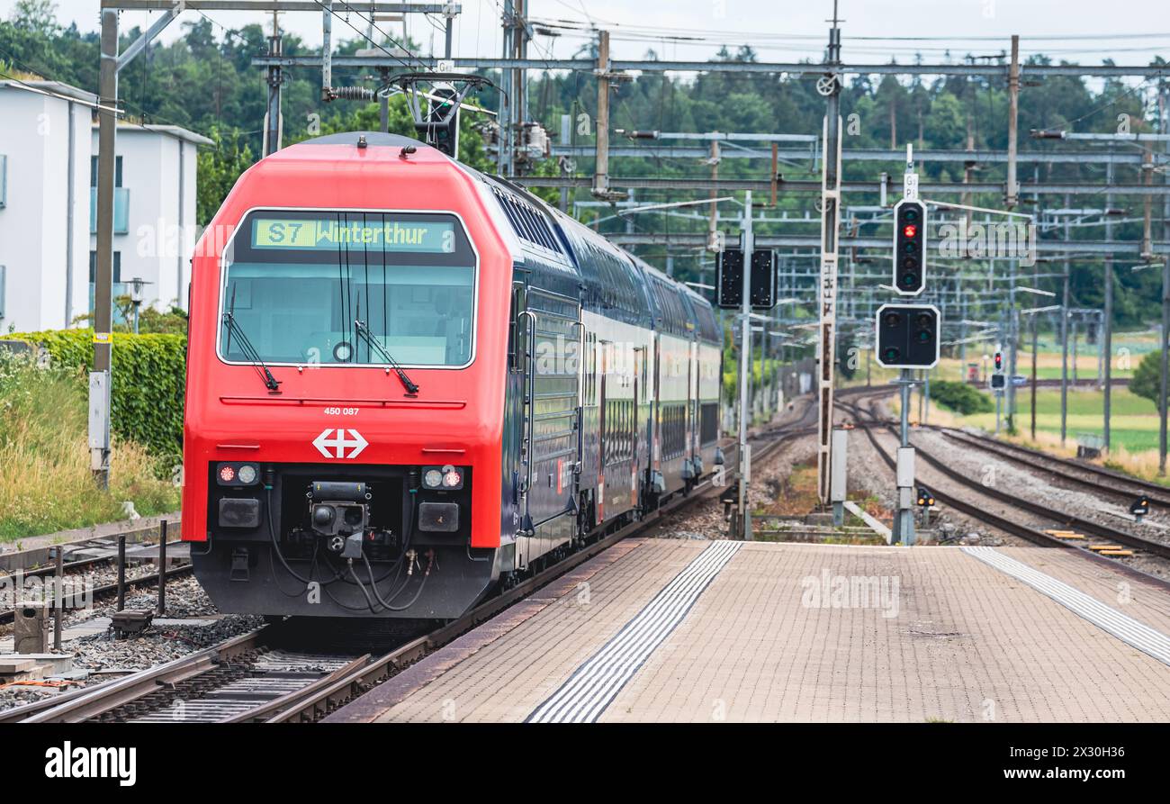 Die S-Bahn der Linie S7 fährt vom Bahnhof Bassersdorf los ... Die S-Bahn der Linie S7 fährt vom Bahnhof Bassersdorf los ...