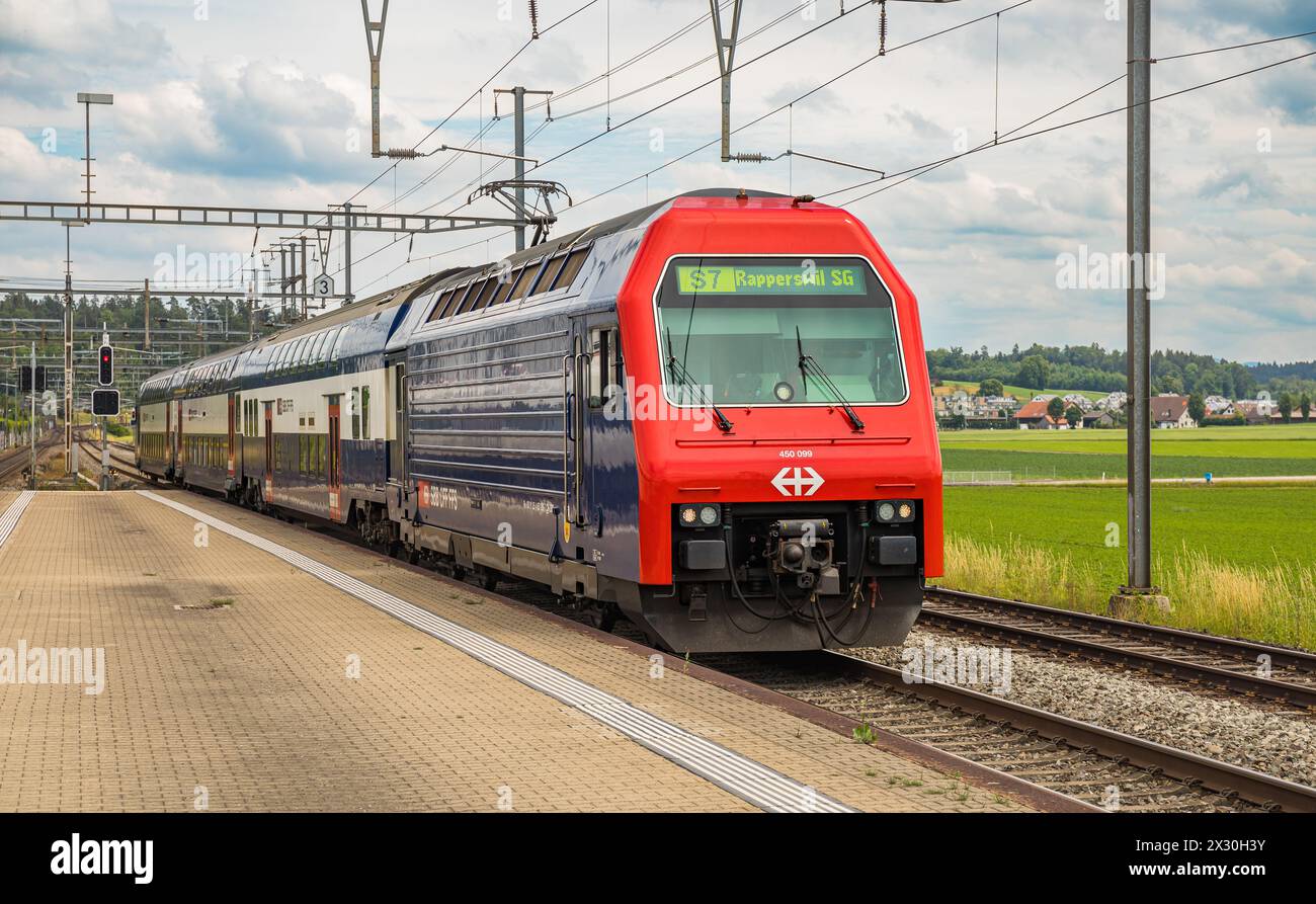 Am bahnhof der s bahn hi-res stock photography and images - Alamy
