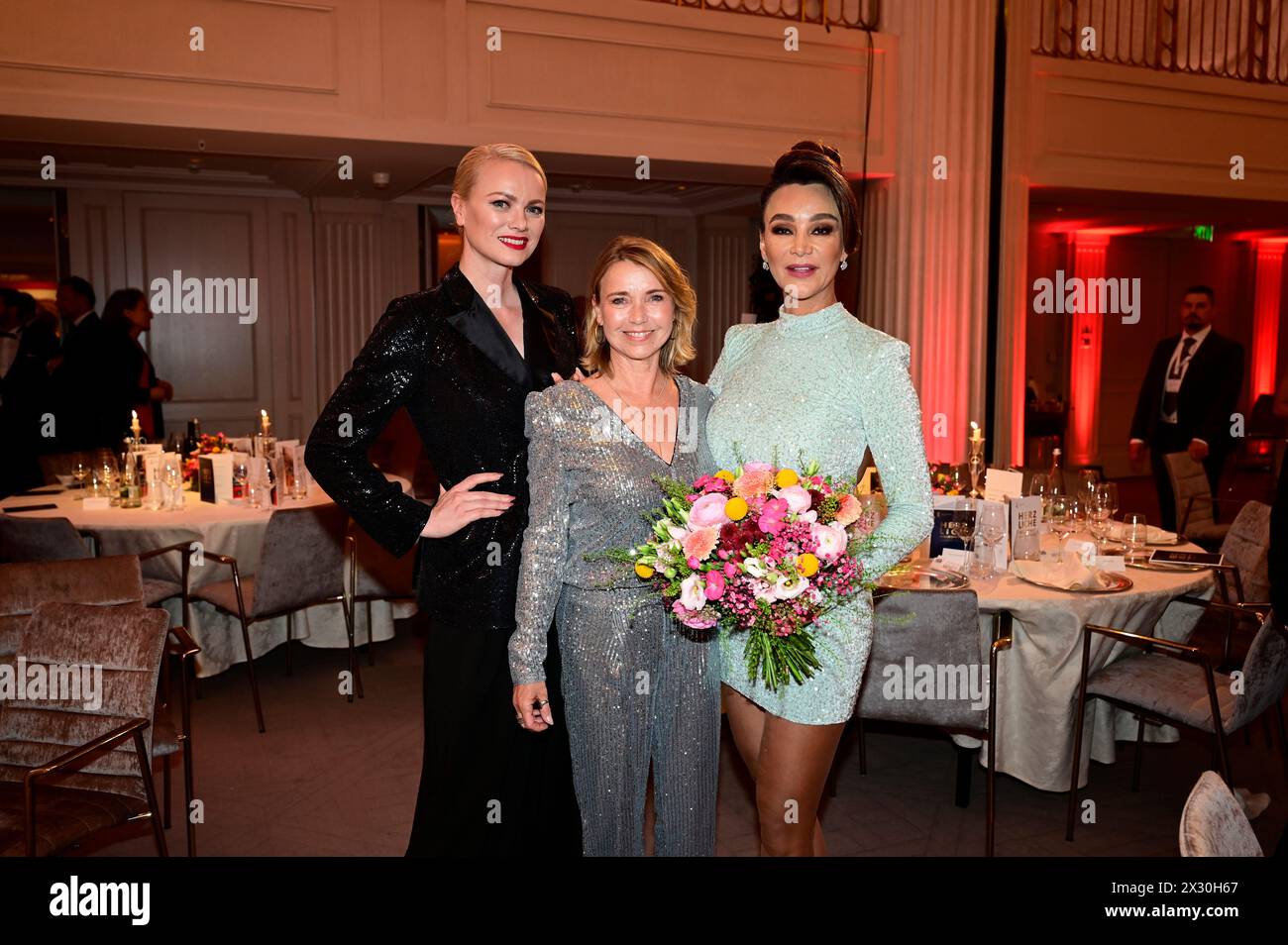 Franziska Knuppe, Tina Ruhland und Verona Pooth bei der Verleihung des ...