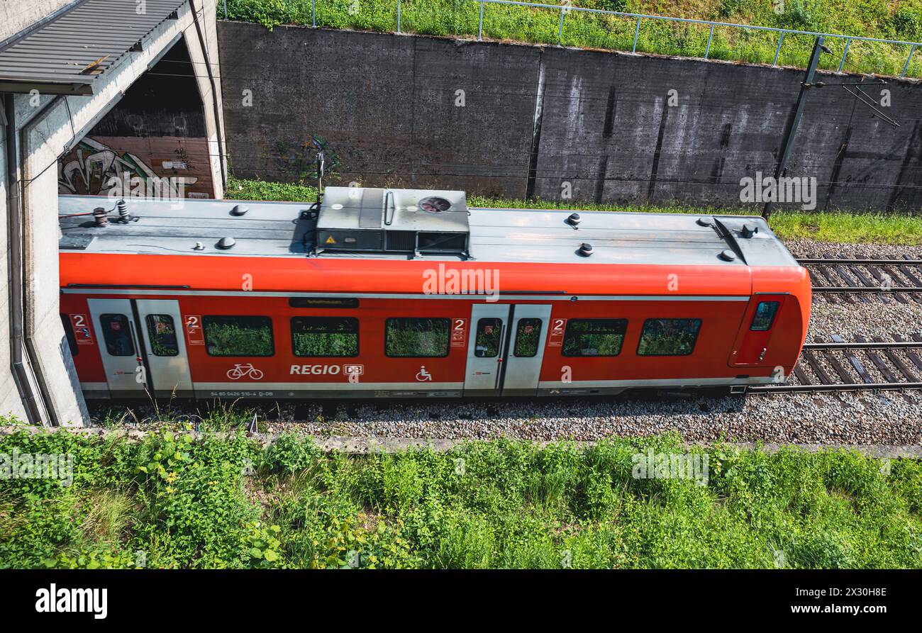 Ein DB Regional Zug der Baureihe 426 fährt in Richtung Bahnhof ...