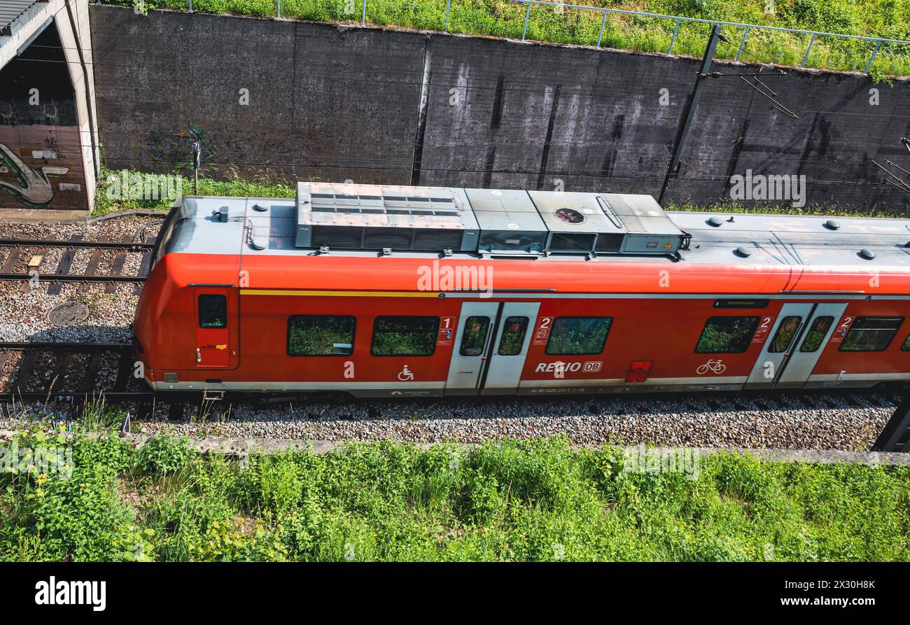 Ein DB Regional Zug der Baureihe 426 fährt in Richtung Bahnhof ...