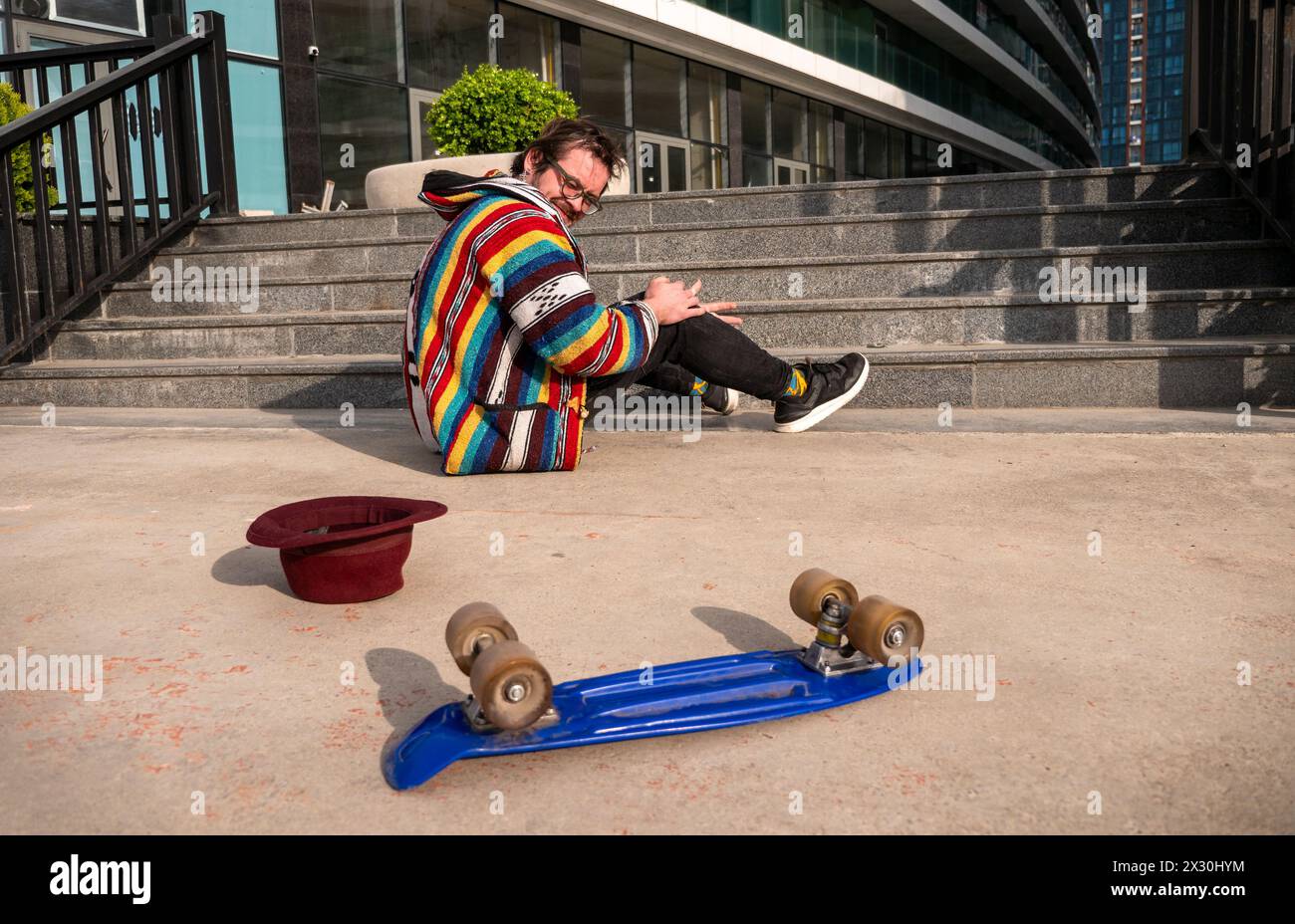 Man falling building accident hi-res stock photography and images - Alamy