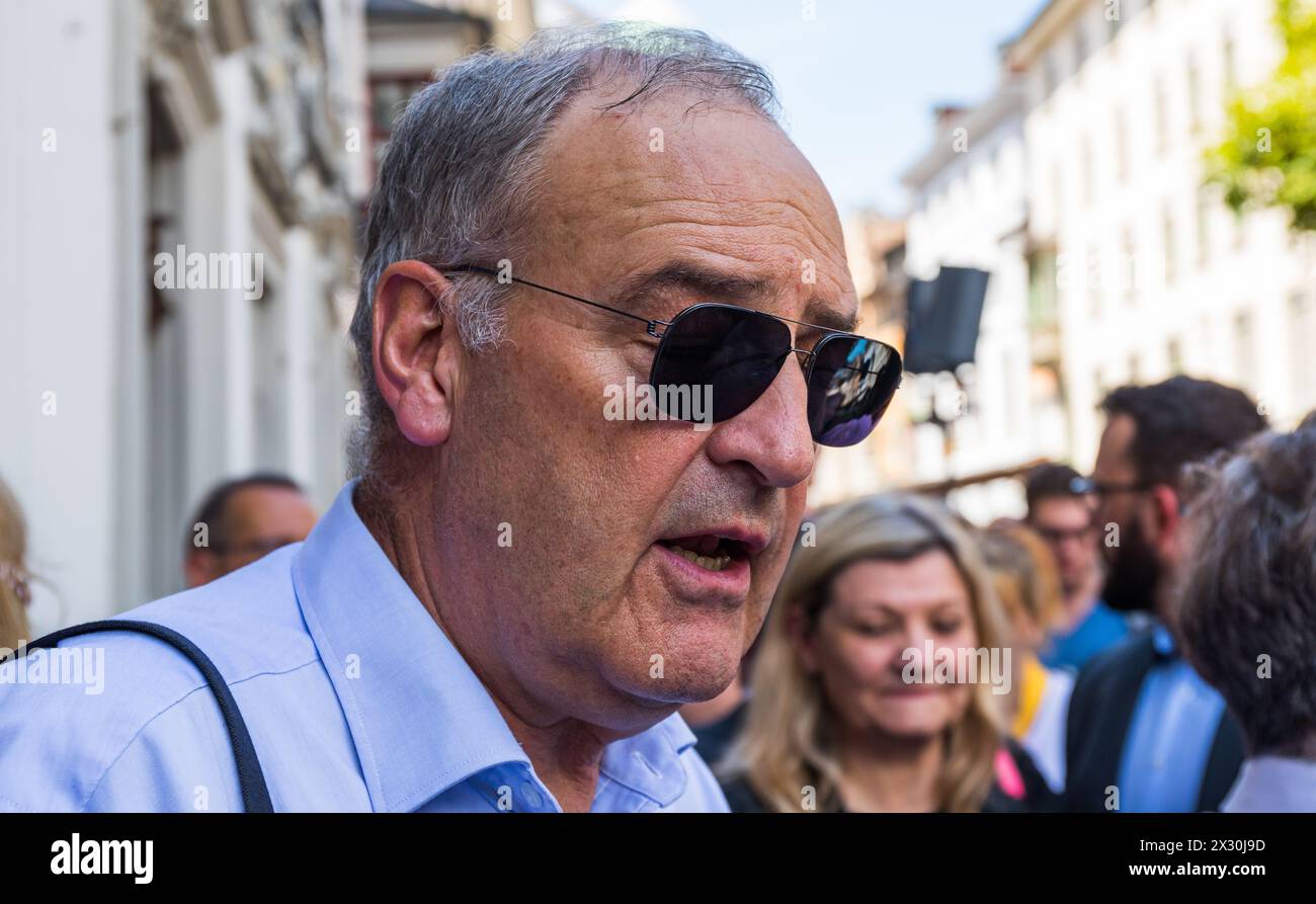 Der Schweizer Bundesrat Guy Parmelin im Gespräch mit einer in ...