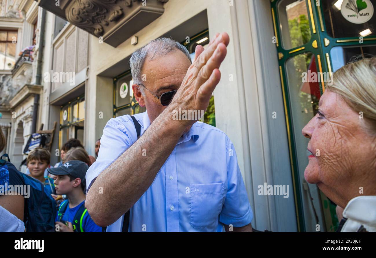 Der Schweizer Bundesrat Guy Parmelin im Gespräch mit einer in ...