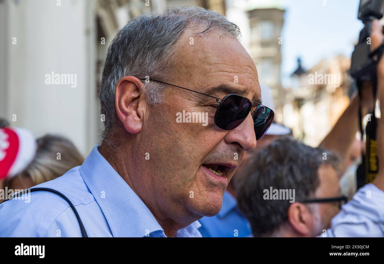 Der Schweizer Bundesrat Guy Parmelin im Gespräch mit einer in ...