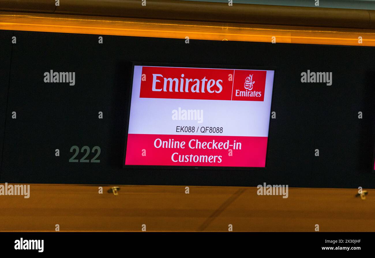Ein Screen bei einem Check-In Schalter von Emirates Airlines. (Zürich ...