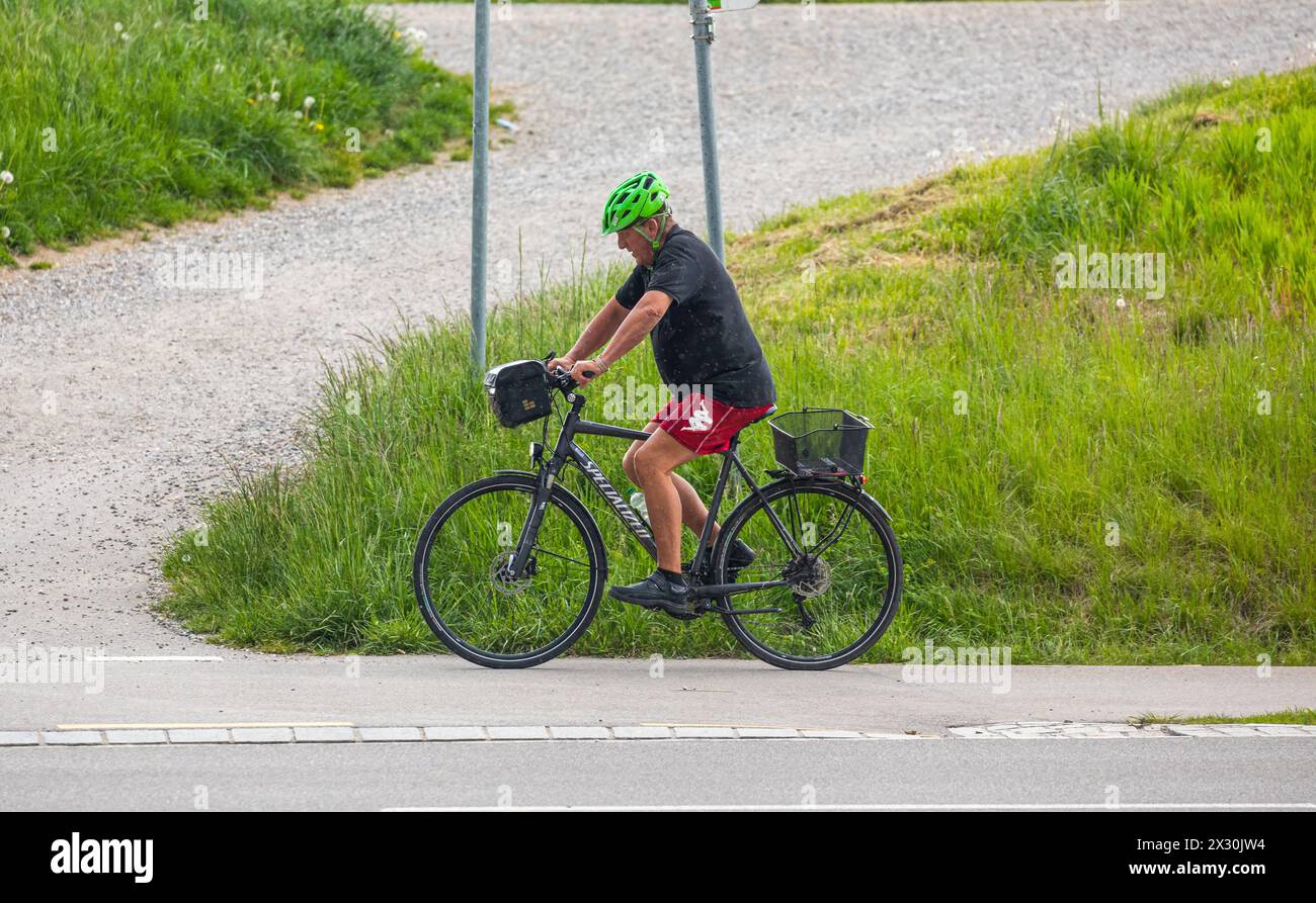 Oberglatt, Schweiz - 3. Mai 2022: Ein älterer Radfahrer fährt auf einem ...