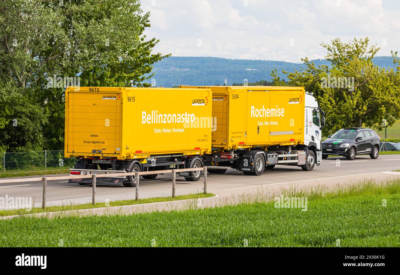 Ein Lastwagen der Schweizer Post auf einer Strasse ausserorts ...