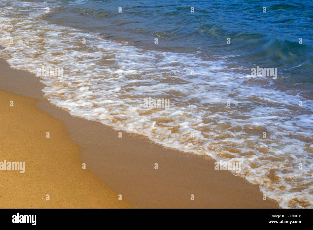Sandy beach turquoise ocean waves hi-res stock photography and images ...