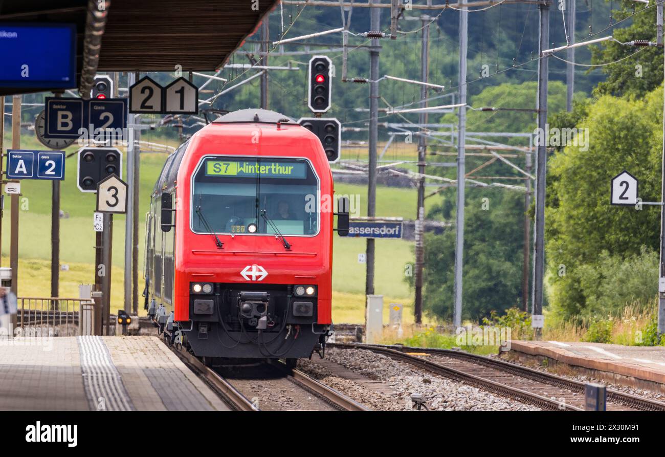 Die S-Bahn der Linie S7 fährt in den Bahnhof Bassersdorf ein ... Die S-Bahn der Linie S7 fährt in den Bahnhof Bassersdorf ein ...