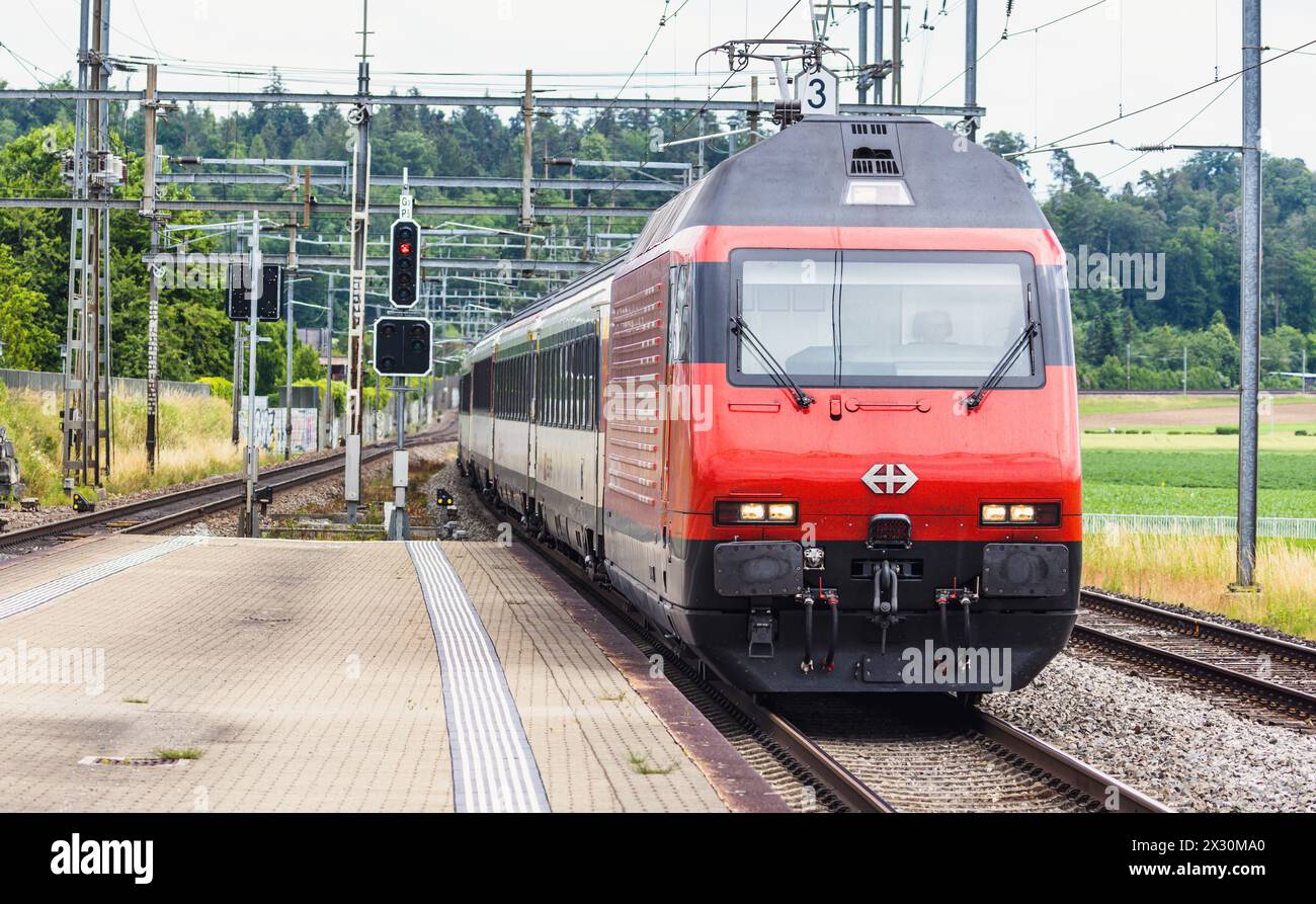 Ein IC2000 mit einer Lok2000 fährt durch den Bahnhof Bassersdorf ...