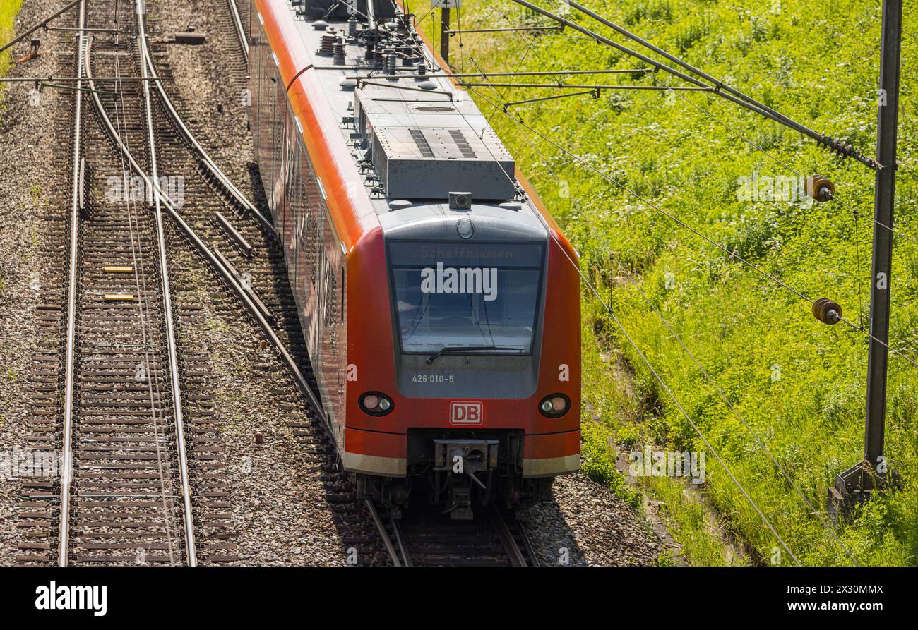 Ein DB Regional Zug der Baureihe 426 fährt in Richtung Bahnhof ...