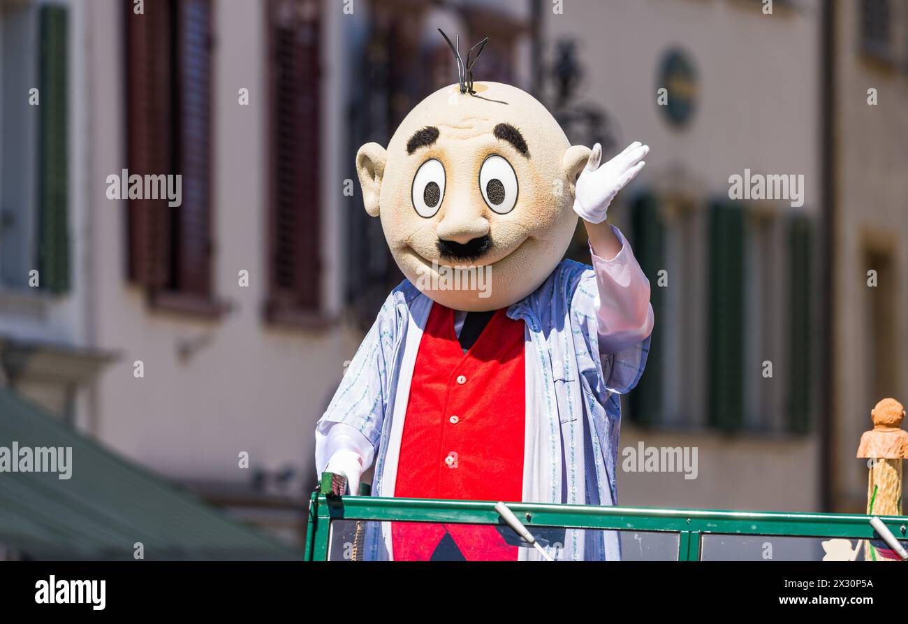 Am Ende lässt sich auch noch Papa Moll durch die Bad Zurzacher Altstadt ...