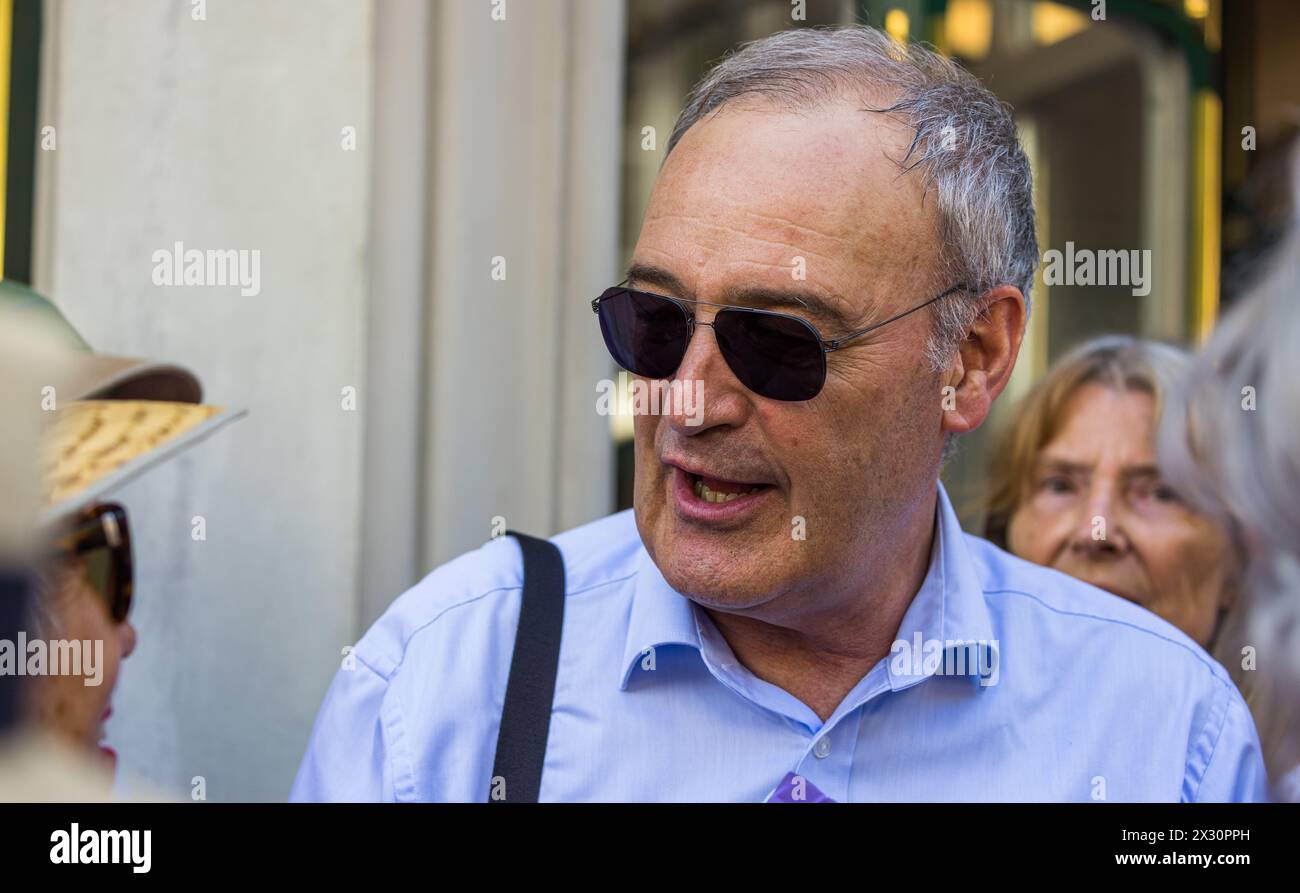 Der Schweizer Bundesrat Guy Parmelin im Gespräch mit einer in ...