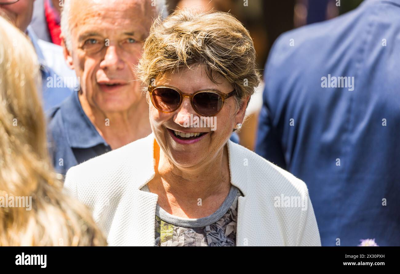 Bundesrätin Viola Amherd kann am Ende des Besuche lachend die ...
