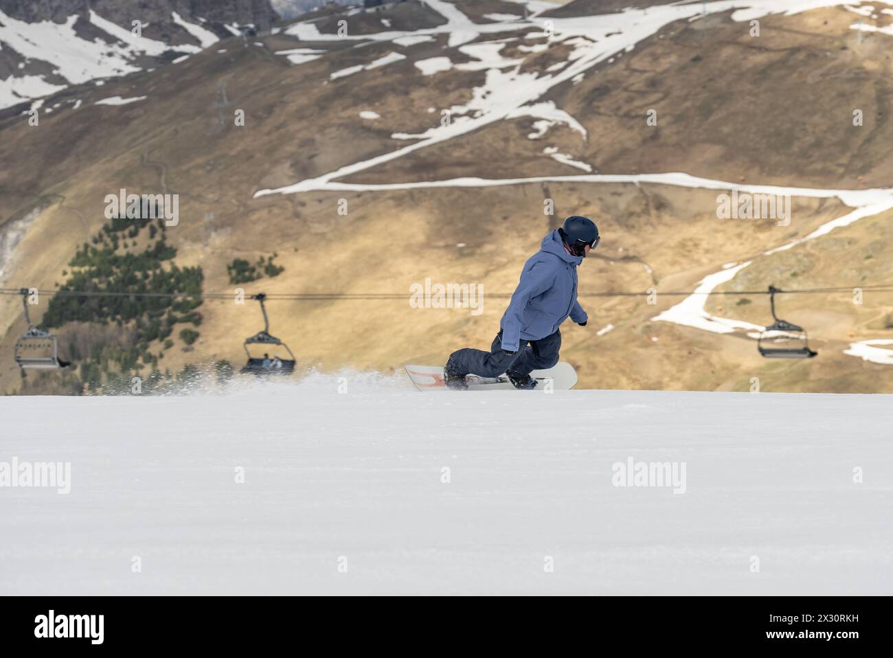 Man snowboarding on snow. Freeride powder, snowboarding in Les deux ...