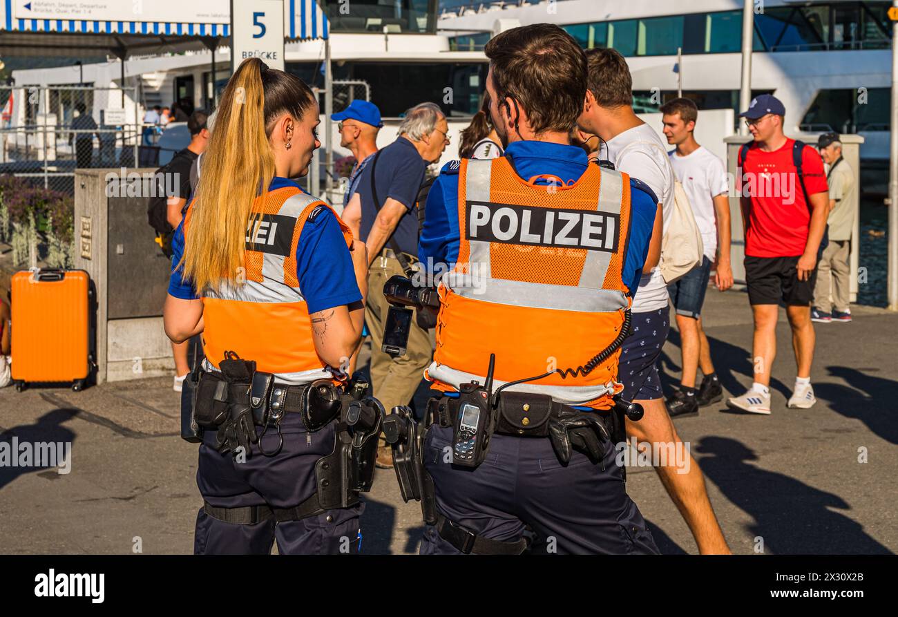 Polizisten der Luzerner Polizei sichern die Bundesfeier in Luzern ...