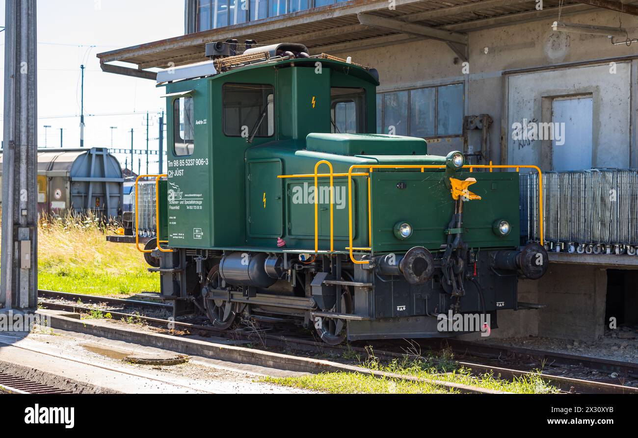 Eine SBB TmIII Rangierlok steht beim Hafen in Romanshorn. Die Lok hat ...