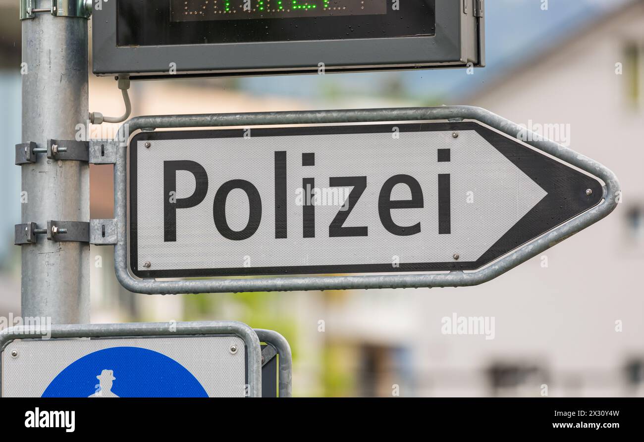 Ein Wegweiser zeigt den Weg zur Zuger Polizei. (Zug, Schweiz, 07.05. ...