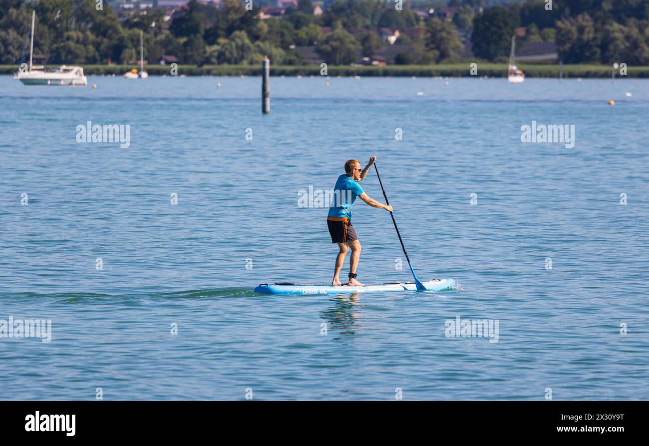 Ein Mann ist mit seinem Stand Up Paddle auf dem Bodensee unterwegs ...
