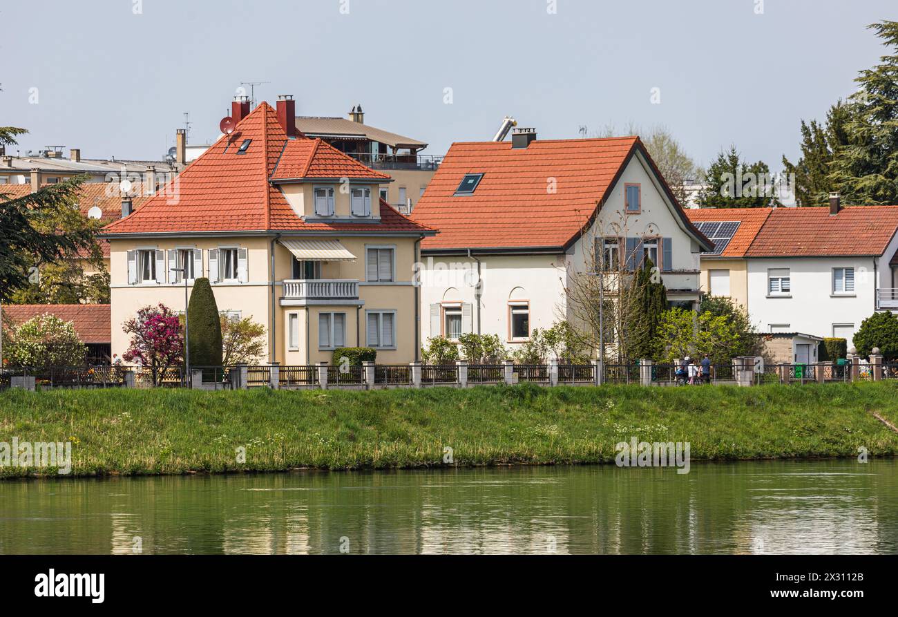 Ein-, oder Mehrfamilienhäuser, im französischen Huningue direkt am ...