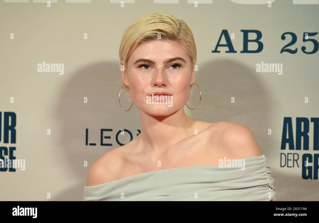Model Lea Oude kommt zum Charity Screening des Abenteuerfilms Arthur ...