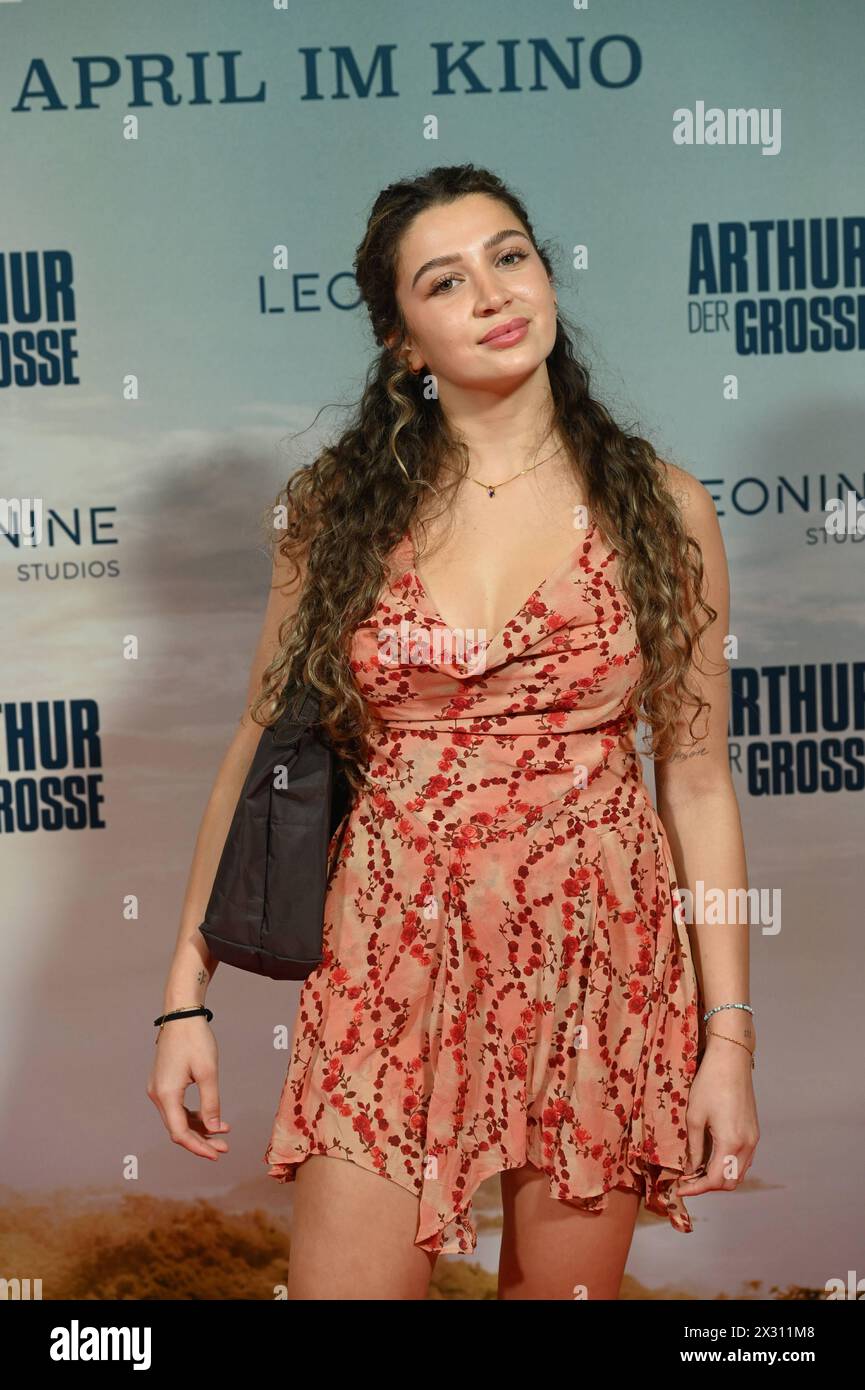 Jessica Steiner kommt zum Charity Screening des Abenteuerfilms Arthur ...