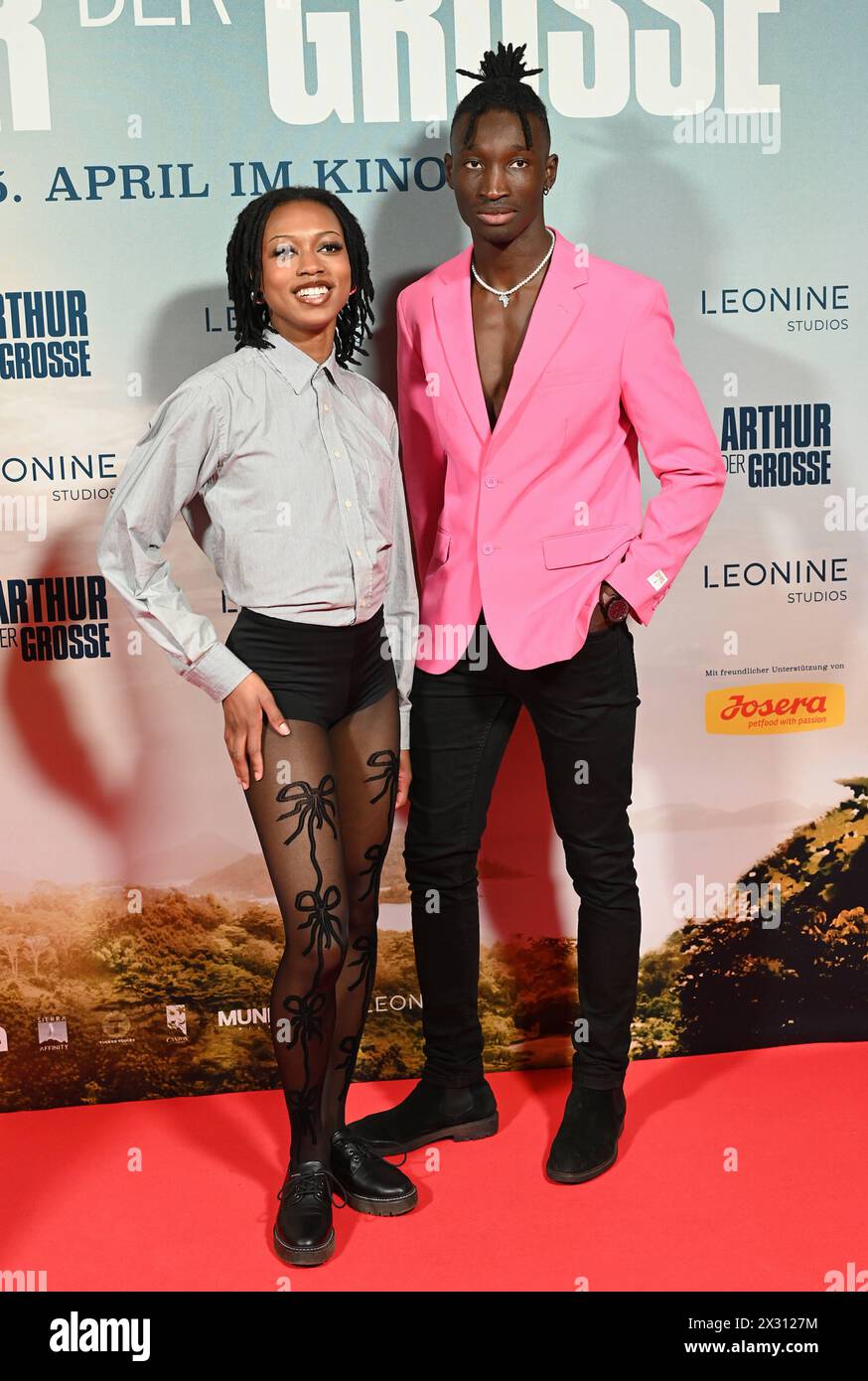 Model Marcia Edhere und Model Yusupha Jobarteh, l-r, kommt zum Charity ...