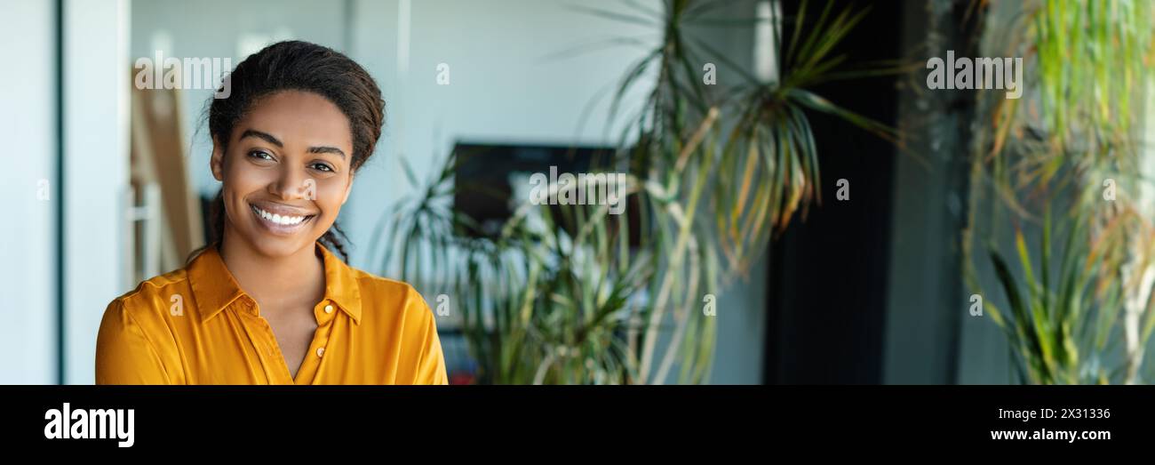 Happy smiling office worker hi-res stock photography and images - Alamy
