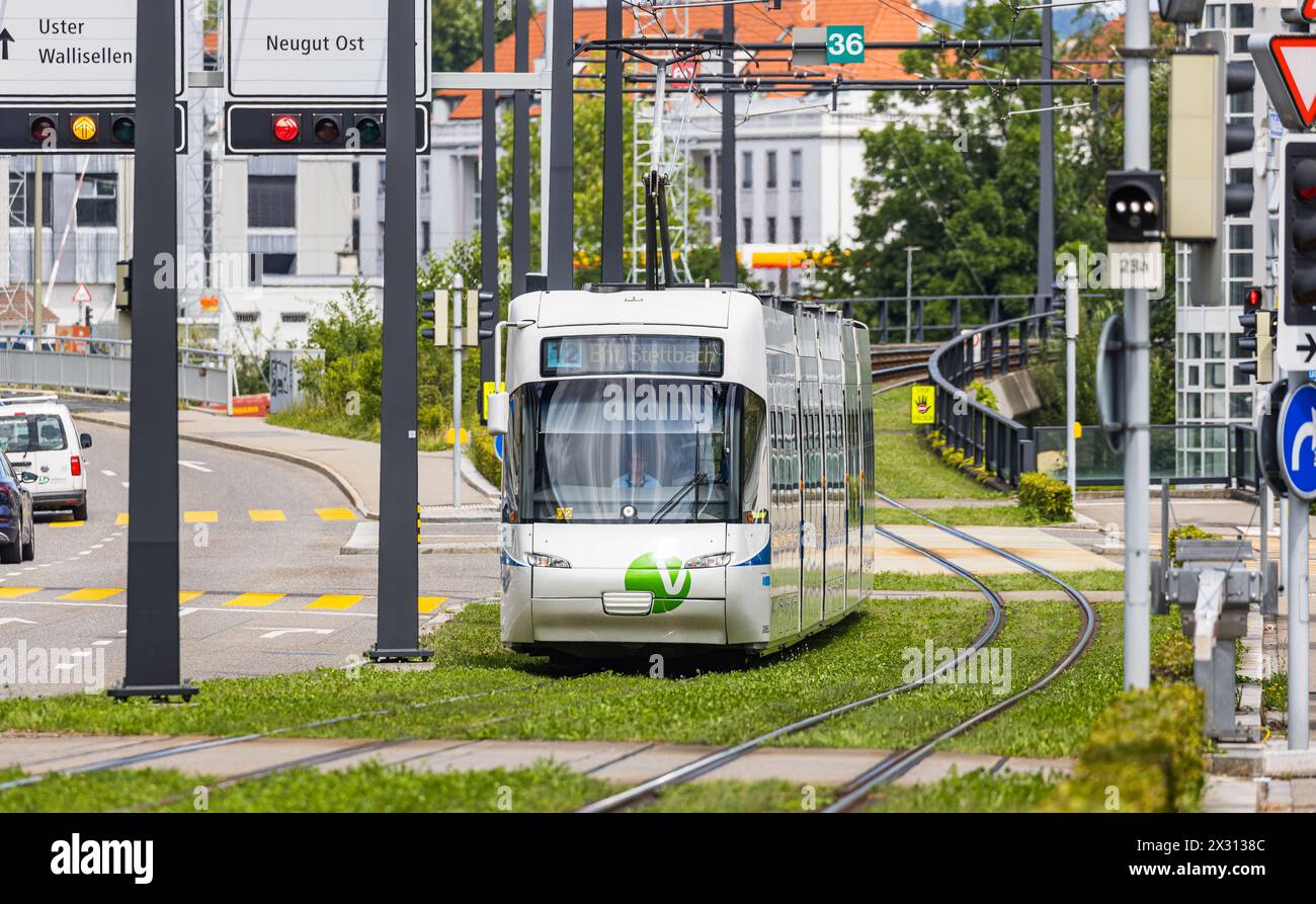 Ein Cobra-Tram der Verkehrsbetriebe Zürich (VBZ) der Linie 12 fährt in ...