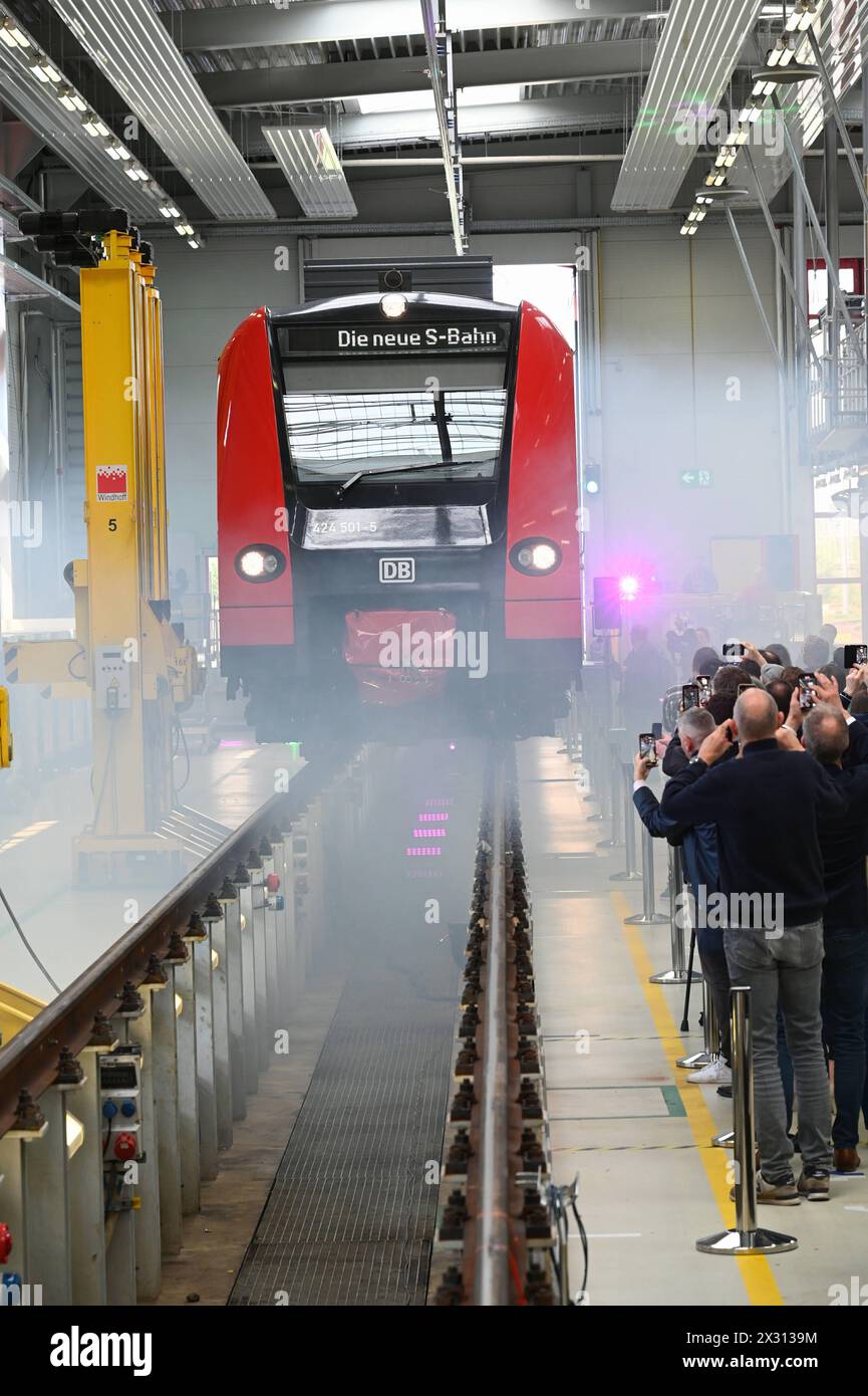 Die Einfahrt bei der Vorstellung der neuen S-Bahnen von go.Rheinland ...