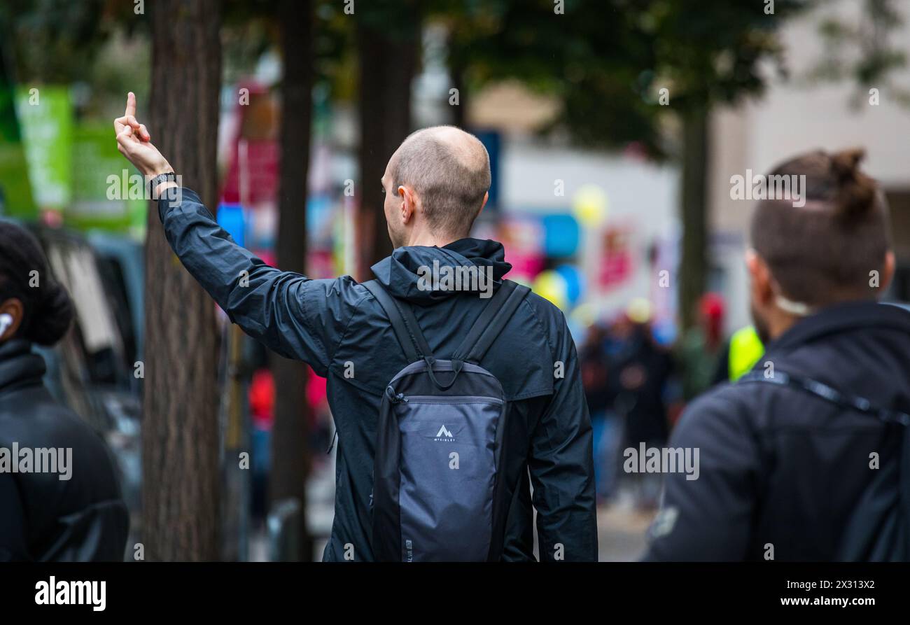 Mann zeigt den mittelfinger hi-res stock photography and images - Alamy