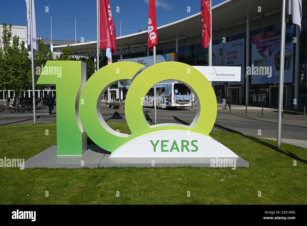 Logo, Schriftzug der Kölnmesse am Nordeingang, eine Messegesellschaft die 1923 gegründet wurde ...