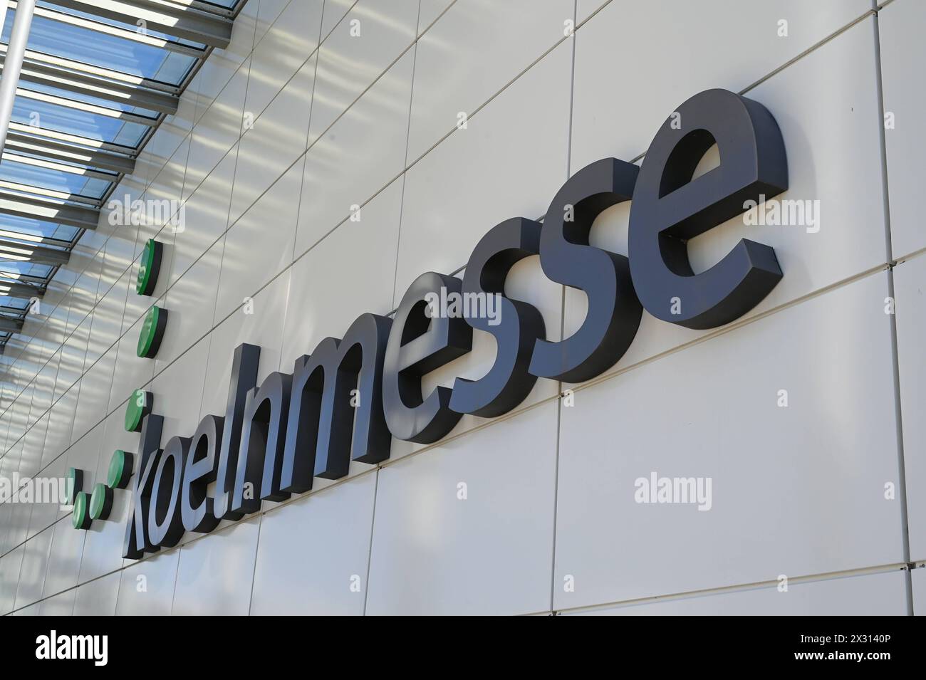 Logo, Schriftzug der Kölnmesse am Nordeingang, eine Messegesellschaft ...