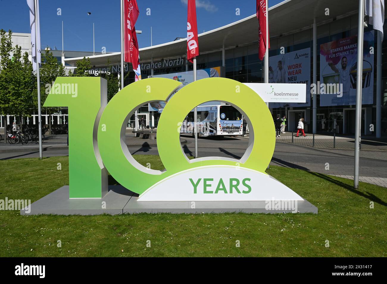Logo, Schriftzug der Kölnmesse am Nordeingang, eine Messegesellschaft ...