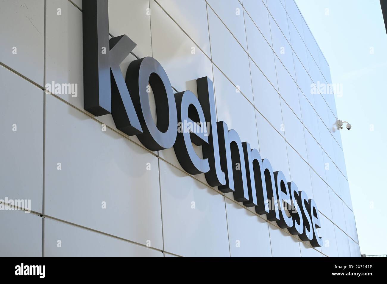Logo, Schriftzug der Kölnmesse am Nordeingang, eine Messegesellschaft ...